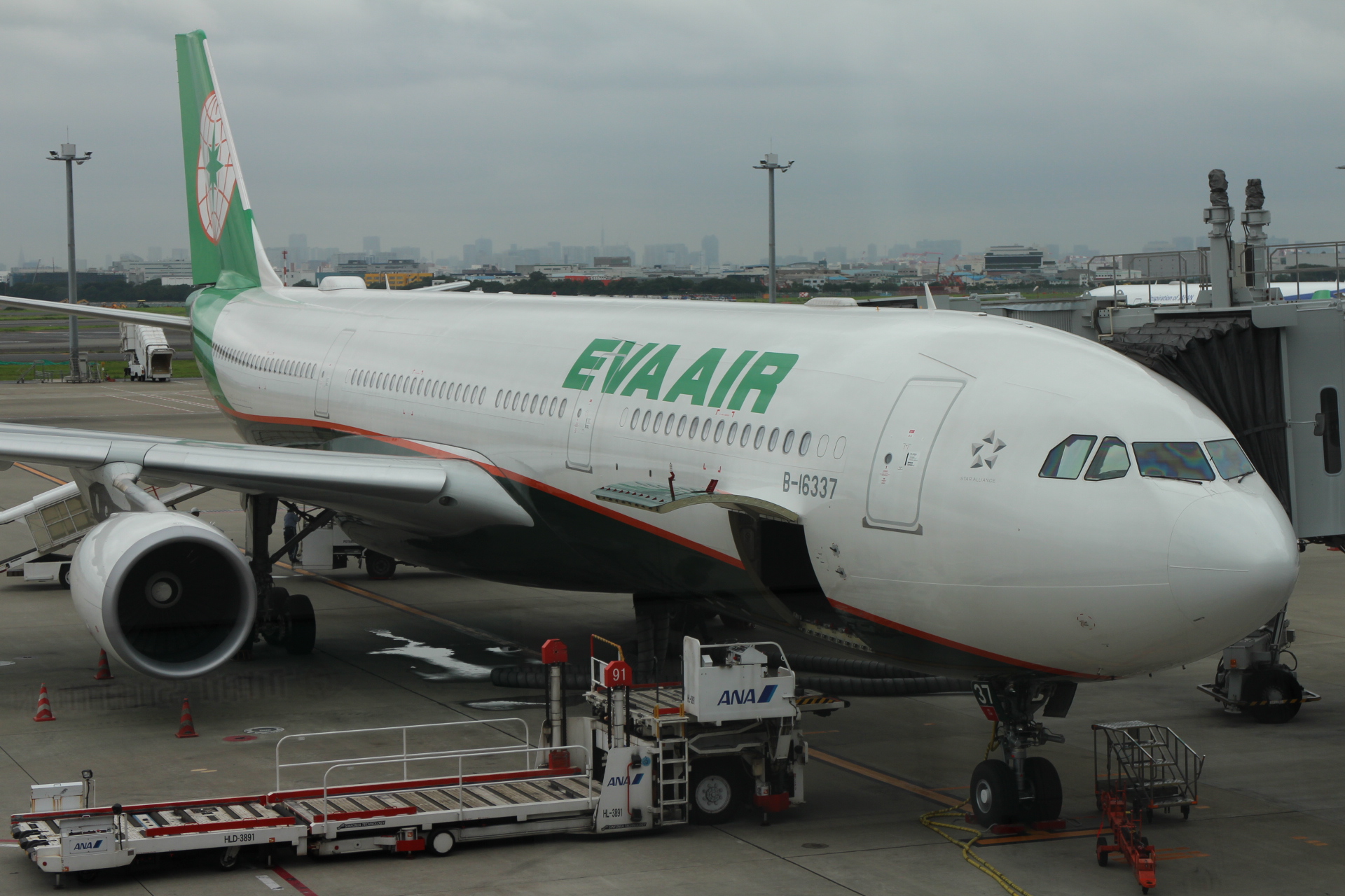 エバー航空 BR189便 羽田空港発台北松山空港行 搭乗記 チェックイン 機内食等 | たまねこトラベル